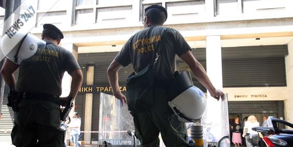 Επίθεση κουκουλοφόρων στο κέντρο της Αθήνας | News 24/7