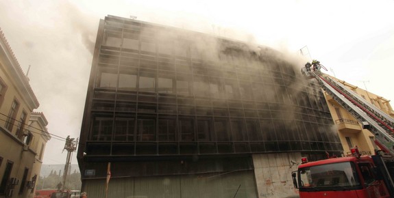 Βροχή από μολότωφ και φωτιές | News 24/7