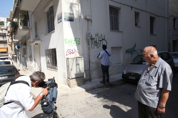 Πέταξαν χειροβομβίδα και πυροβόλησαν αστυνομικούς στον Νέο Κόσμο | News ...