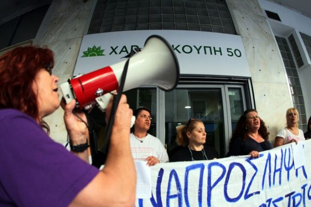 Καθαρίστριες έχουν συγκεντρωθεί έξω από τα γραφεία του ΠΑΣΟΚ | News 24/7