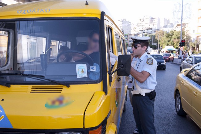Παιδιά χωρίς ζώνες ασφαλείας, σε σχολικά λεωφορεία, που τρέχουν με ...
