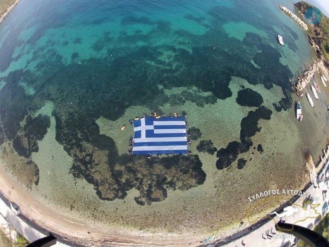 Γιόρτασαν την 25η Μαρτίου με την μεγαλύτερη ελληνική σημαία υποβρυχίως ...