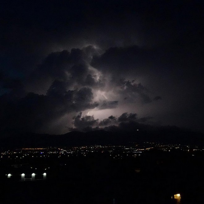 Αύγουστος με αστραπές και βροντές. Εντυπωσιακές εικόνες από όλη την ...