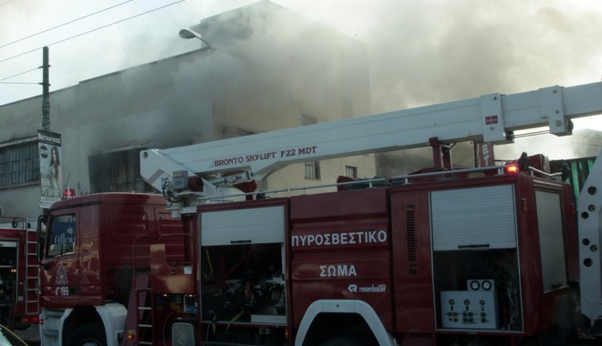 Άμεση η επέμβαση της Πυροσβεστικής σε μάντρα οικοδομικών υλικών επί της ...