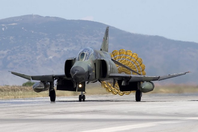 RF4 Phantom: Τα 'μάτια' της Αεροπορίας βγαίνουν στη σύνταξη | News 24/7