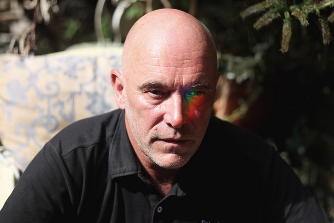 Ο μουσικός παραγωγός που 'πειράζει' από Depeche Mode μέχρι Blur στο ...