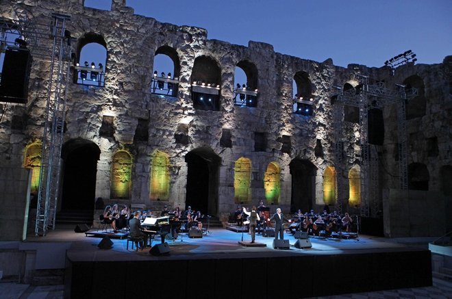 Ηρώδειο: Έσπασε η βάση προβολέων - Ένας τραυματισμός, από τύχη δεν ...