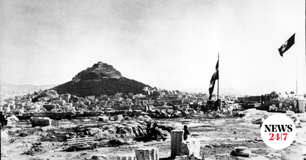 Οταν οι Γλέζος και Σάντας κατέβασαν τη ναζιστική σημαία από την ...