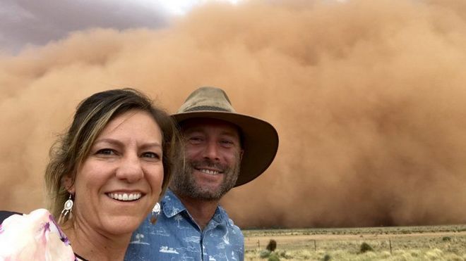 Εντυπωσιακές εικόνες: Τσουνάμι από πορτοκαλί σκόνη "έπνιξε" ζευγάρι ...