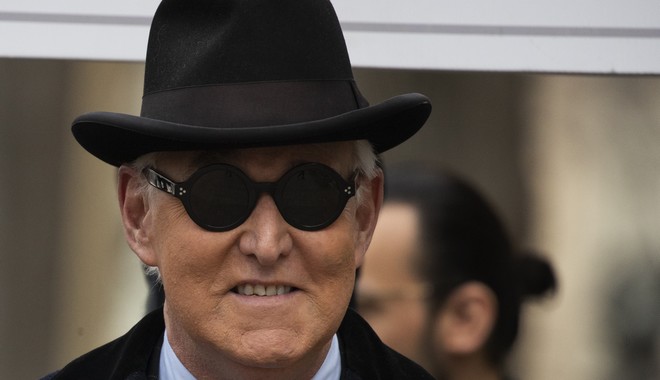 Ελεύθερος ο Ρότζερ Στόουν με τη βοήθεια του Τραμπ | News 24/7