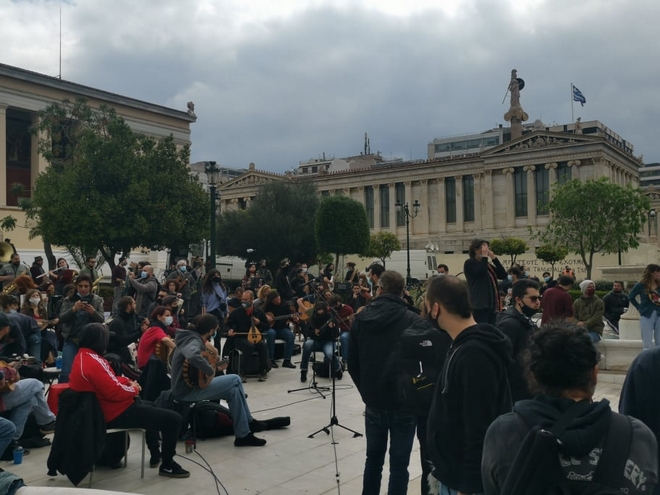 "El Pueblo unido" τραγούδησαν καλλιτέχνες του Support Art Workers στα ...