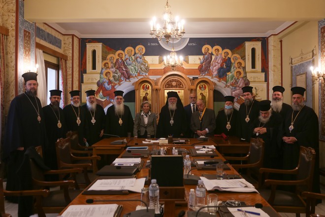 Διαρκής Ιερά Σύνοδος για νέες ταυτότητες: Παραθρησκευτική η φράση ...
