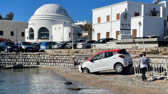 Ρόδος: Μπέρδεψε το φρένο με το γκάζι και βρέθηκε στη θάλασσα | News 24/7