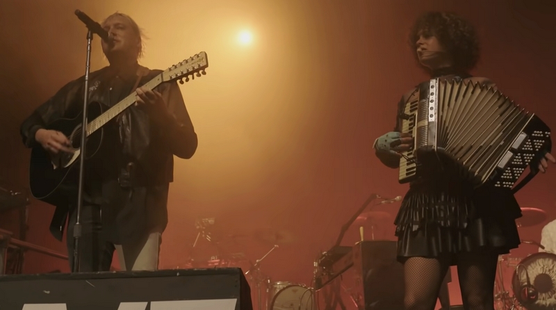 Οι Arcade Fire μάς έκαναν το καλύτερο δώρο γιατί είναι εντάξει "να μην ...