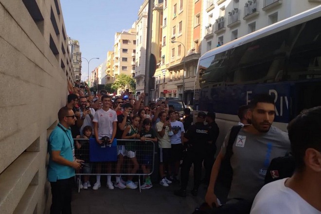 Ισπανία - Ελλάδα: Χαμός για Αντετοκούνμπο στην άφιξη της Εθνικής | News ...