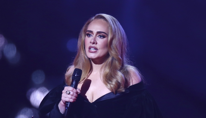 Ανησυχία για την Adele - Περπατούσε με δυσκολία πάνω στη σκηνή | News 24/7