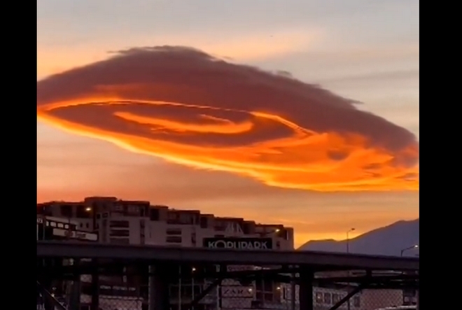 Σύννεφο "UFO" στον ουρανό της Προύσας - Εντυπωσιακές εικόνες | News 24/7