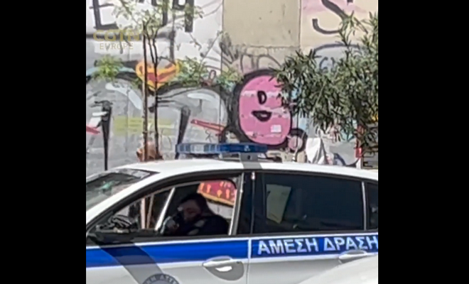Βίντεο - ντοκουμέντο από την ΑΣΟΕΕ: Η στιγμή που αστυνομικός σηκώνει το ...