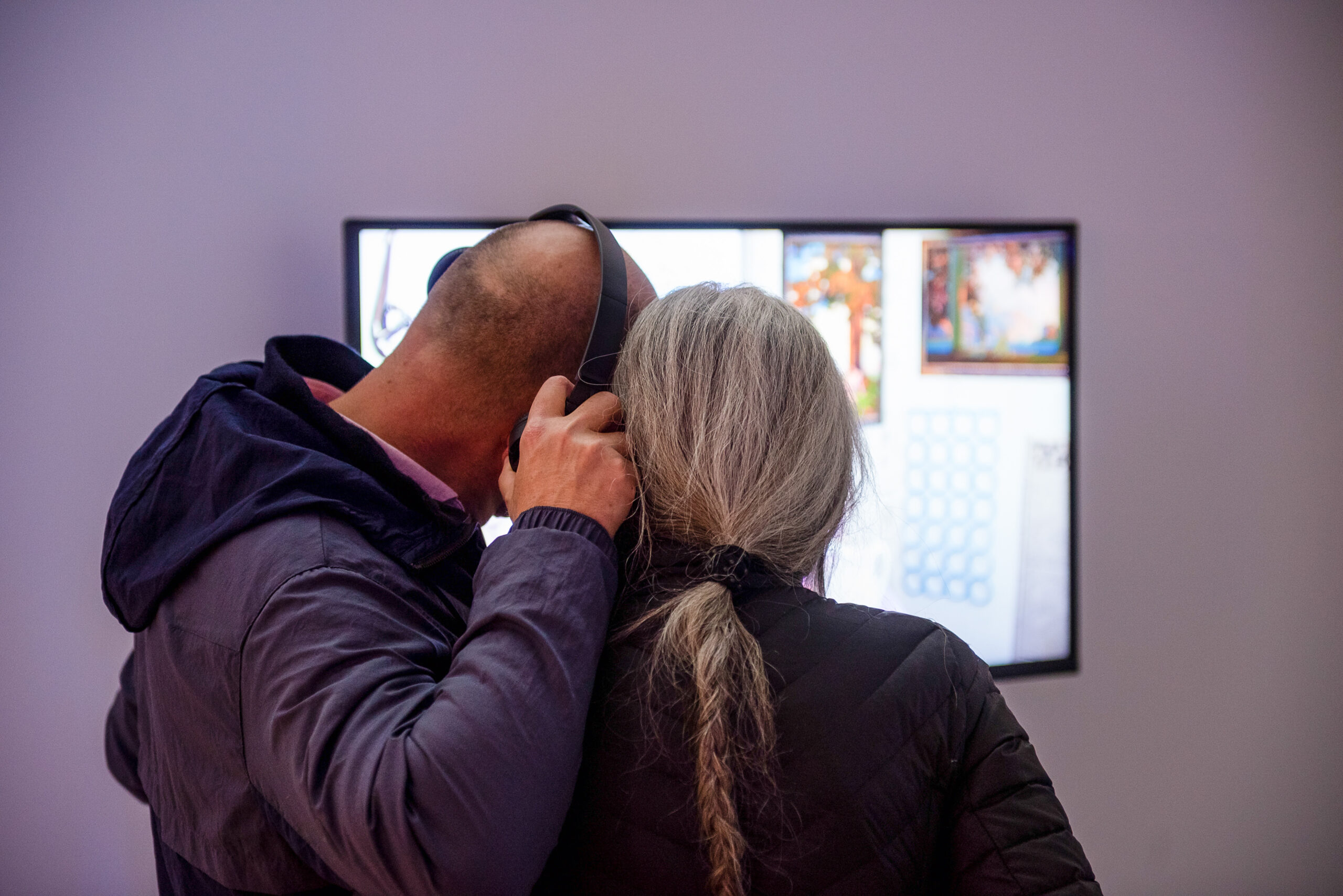 Τι περιέχει το μυστηριώδες κουτί στο κέντρο της έκθεσης "Visions from the Underworld" στην ...