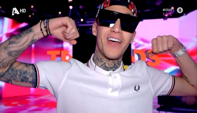 Trannos: Οι αντιδράσεις στο Twitter για την εμφάνιση στο J2US - Το βίντεο που τραγουδά χωρίς εφέ ...