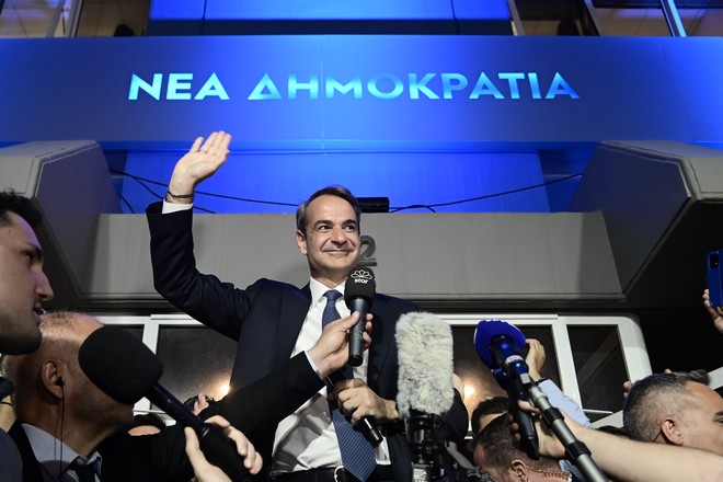 Πανίσχυρος και ανεξέλεγκτος ο Μητσοτάκης, οι άλλοι μοιράζουν τα ...