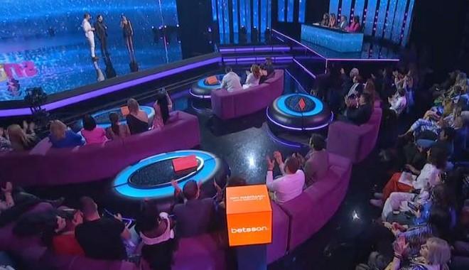 J2US: Secret ζευγάρι στο show - Χαμός στην ξαφνική εμφάνισή τους στη σκηνή | News 24/7