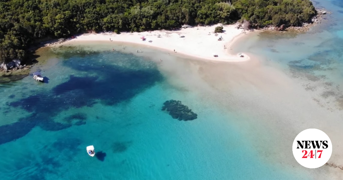 Η παραλία με το περίεργο όνομα και το νησί που πας με τα πόδια