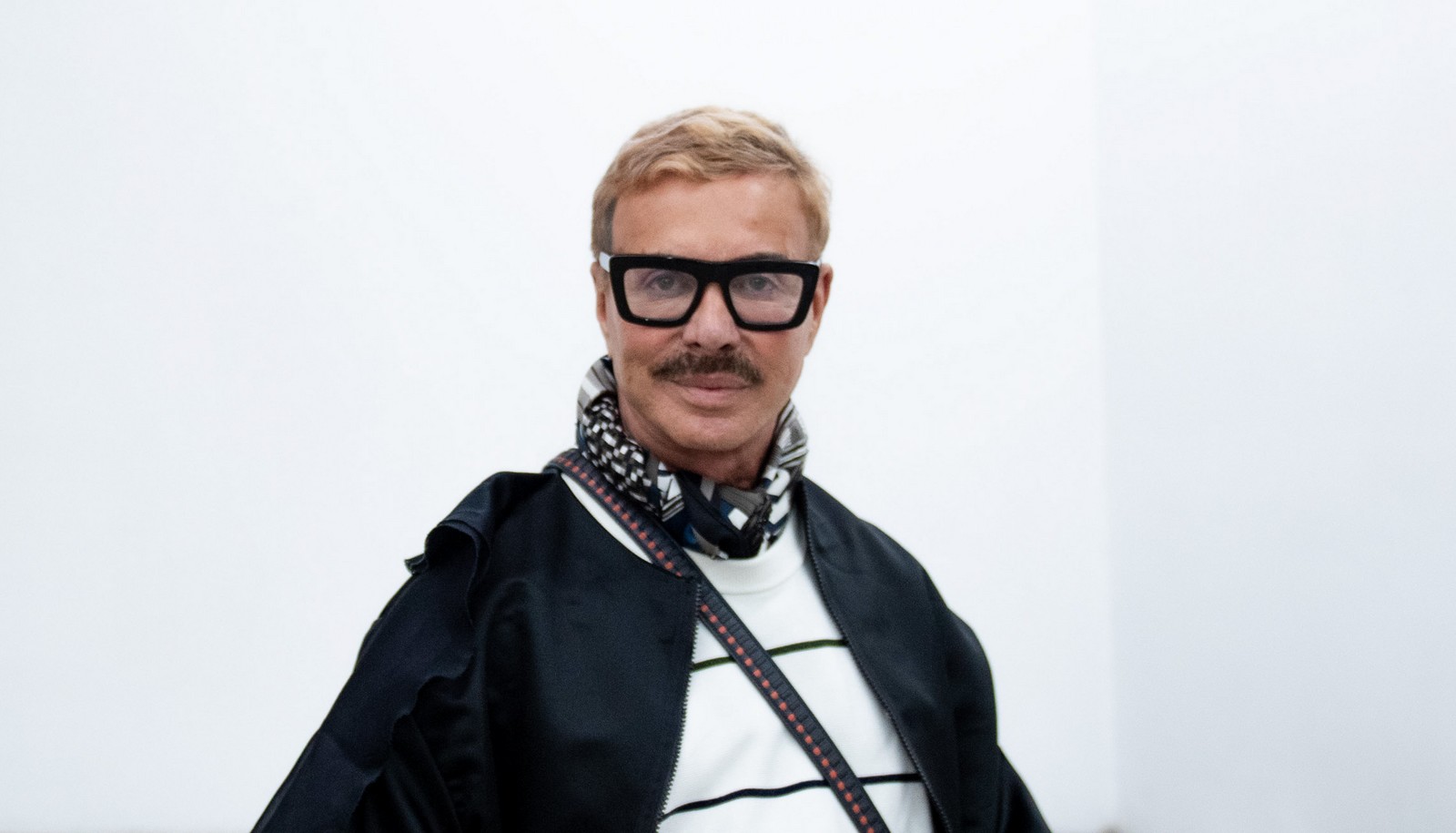 Ο Λάκης Γαβαλάς τρολάρει για την "παρουσία" του στο "Emily in Paris ...