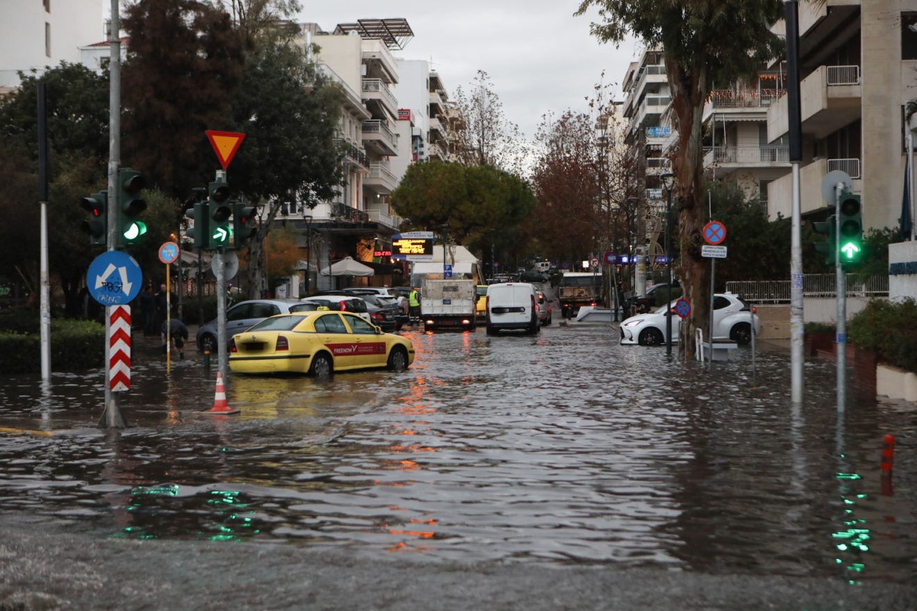 Κακοκαιρία: Βροχές στην Αττική, πλημμύρισαν δρόμοι