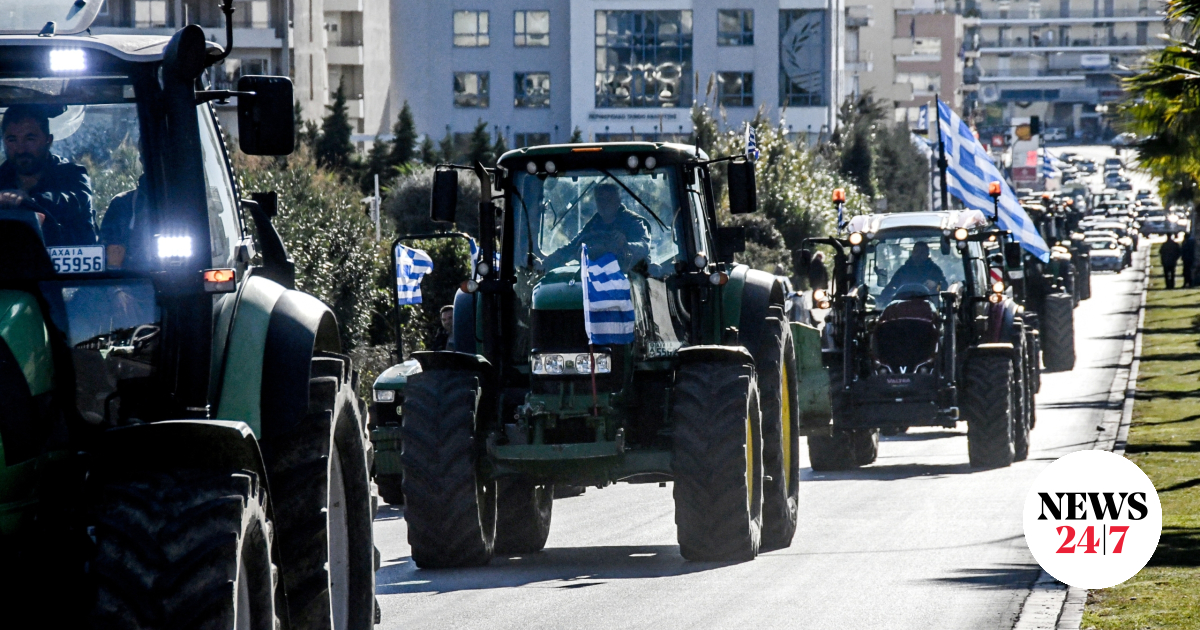 Αγρότες: Σκληραίνουν τη στάση τους με μπλόκα σε όλη τη χώρα