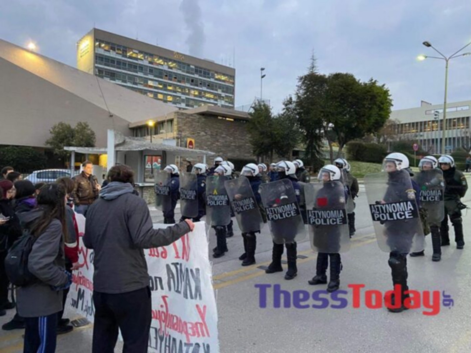 Θεσσαλονίκη: Επέμβαση των ΜΑΤ στη Νομική Σχολή του ΑΠΘ