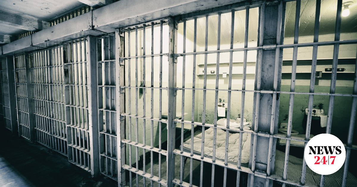 Πρώην διευθυντής φυλακών παρακολουθούσε με κοριό συναδέλφους του