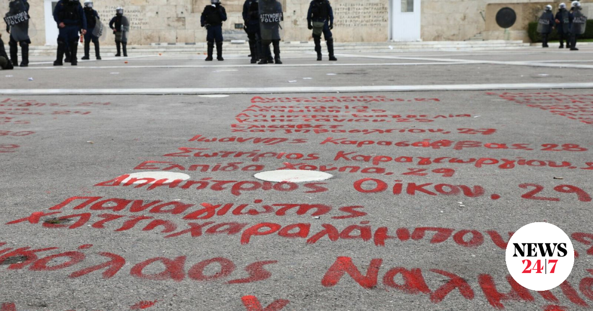 Τέμπη: Έσβησαν νύχτα τα ονόματα των θυμάτων από το Σύνταγμα