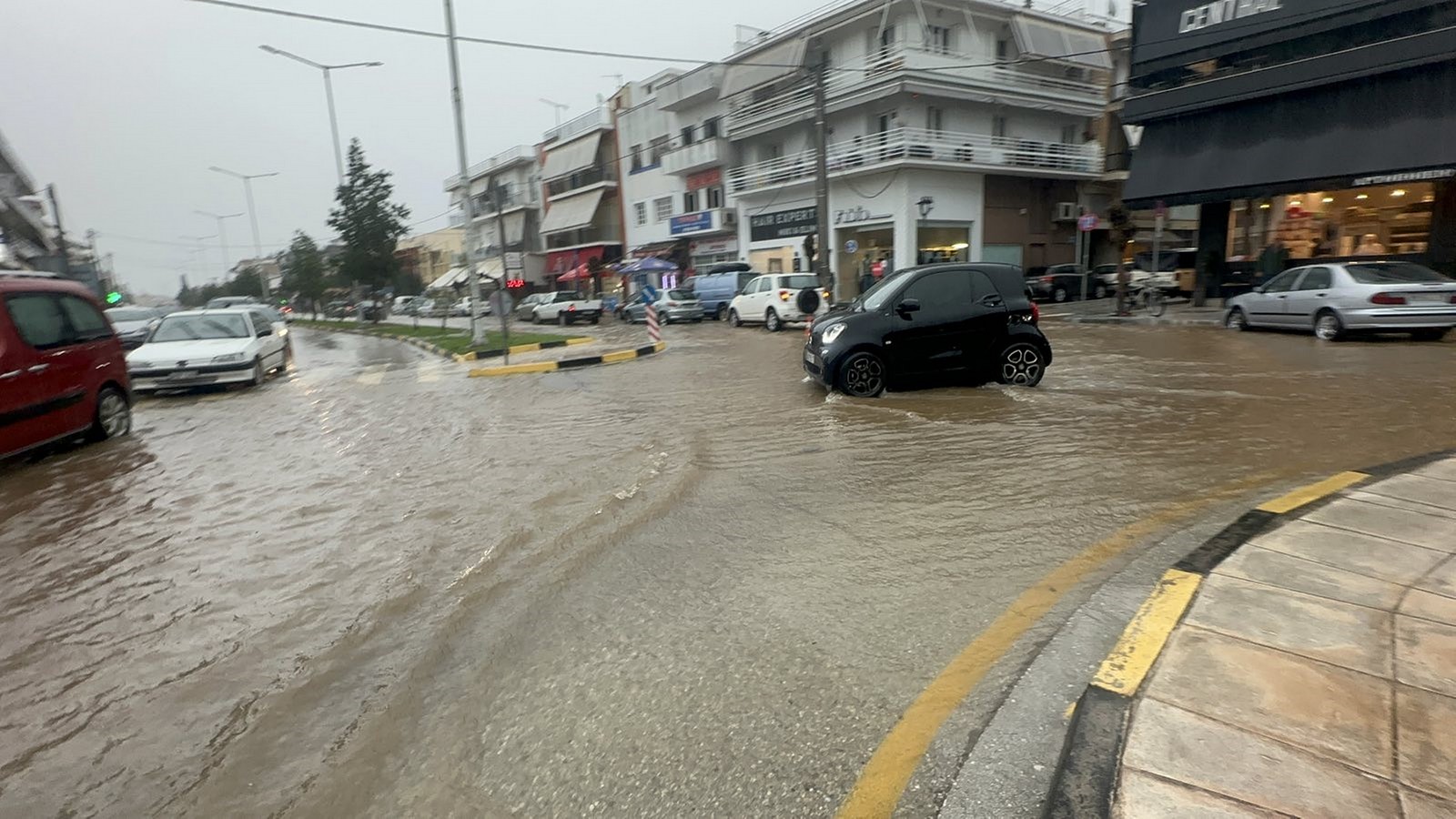 Η κακοκαιρία Emil "παρέλυσε" τη χώρα - Πολλά προβλήματα