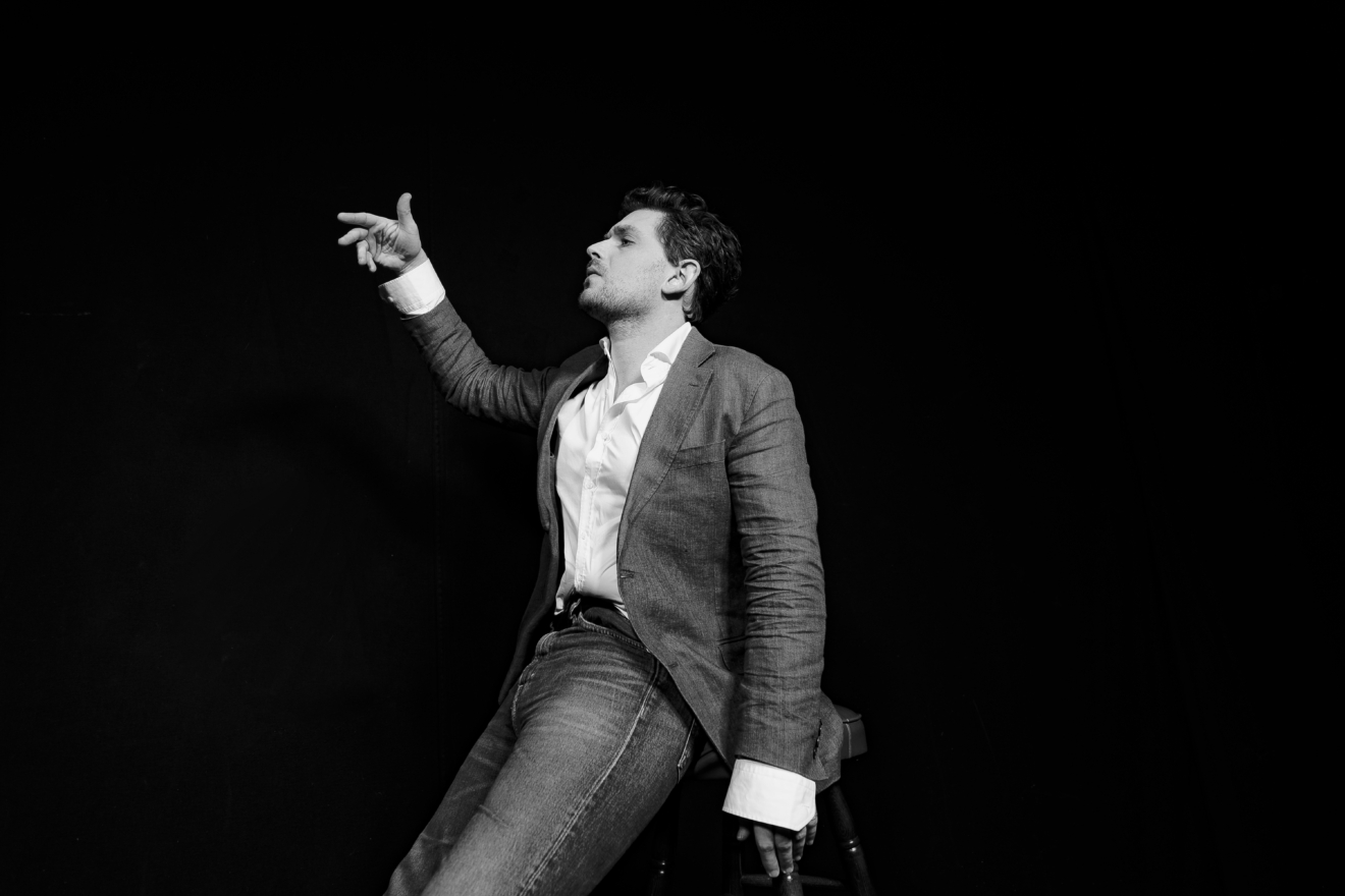 Ο ρομαντικός dark crooner Luke Elliot και πάλι στην Ελλάδα