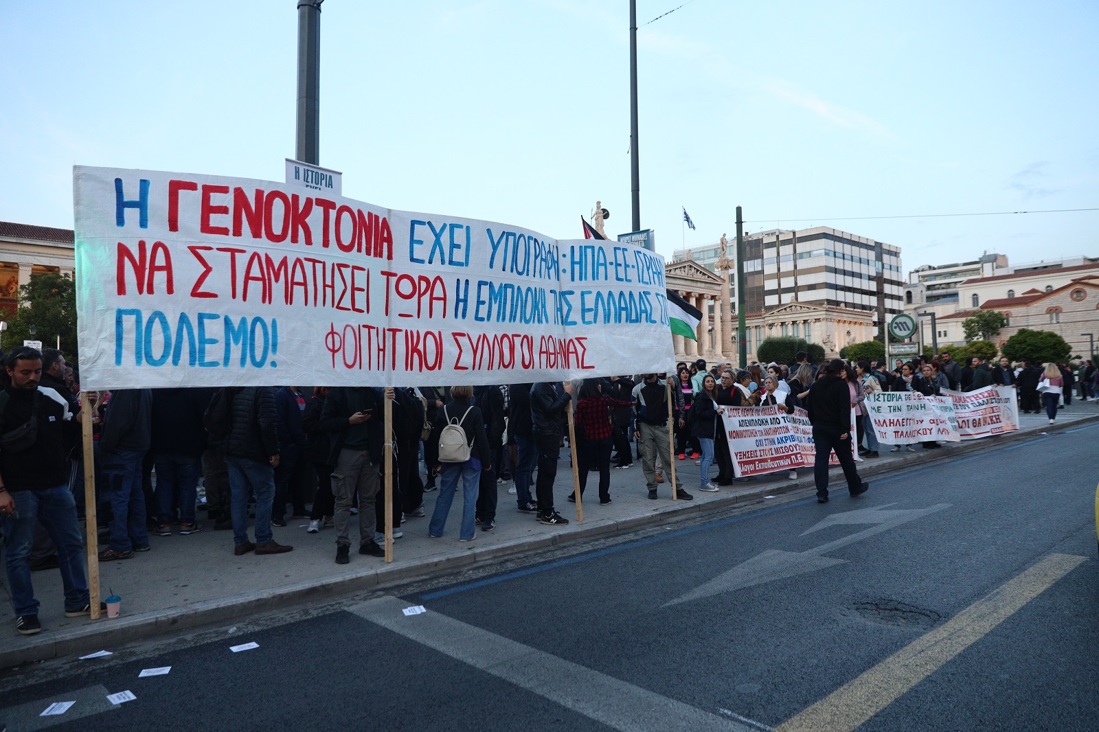Ολονύχτια διαμαρτυρία φοιτητών στα Προπύλαια για την Παλαιστίνη