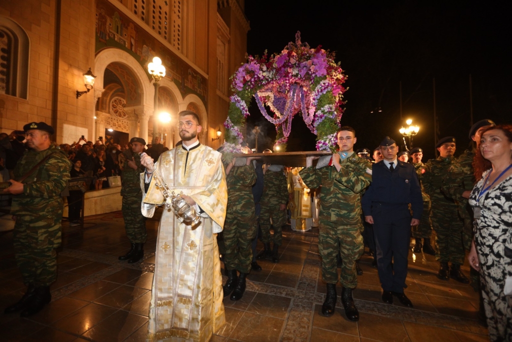 Σε κλίμα κατάνυξης η περιφορά των Επιταφίων ανά την Ελλάδα