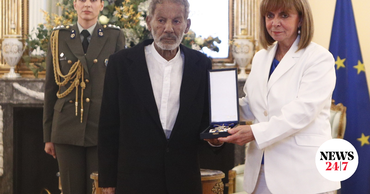 Παρασημοφόρηση του Σταύρου Ξαρχάκου από την Κατερίνα Σακελλαροπούλου