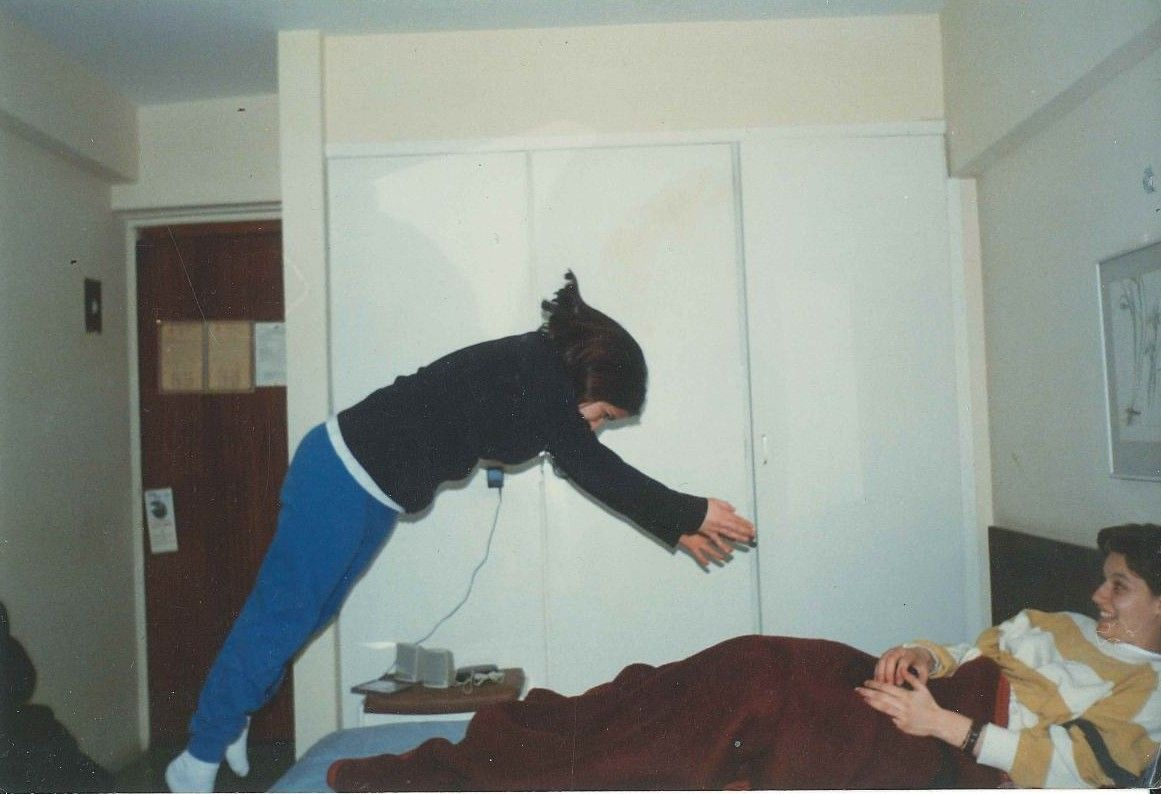 Τι γινόταν στις πενθήμερες των '90s; Χαοτικές φωτογραφίες με τσουλούφια ...