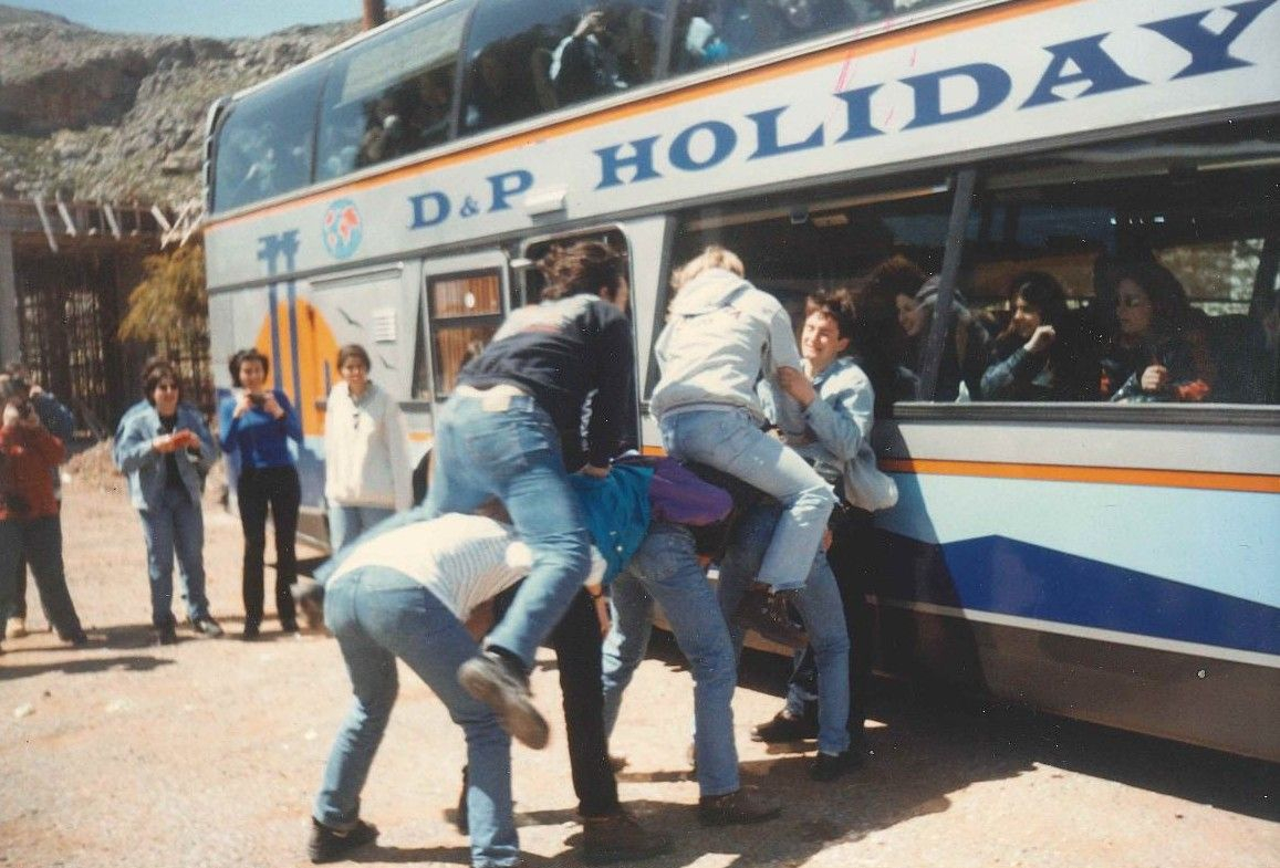 Τι γινόταν στις πενθήμερες των '90s; Χαοτικές φωτογραφίες με τσουλούφια ...