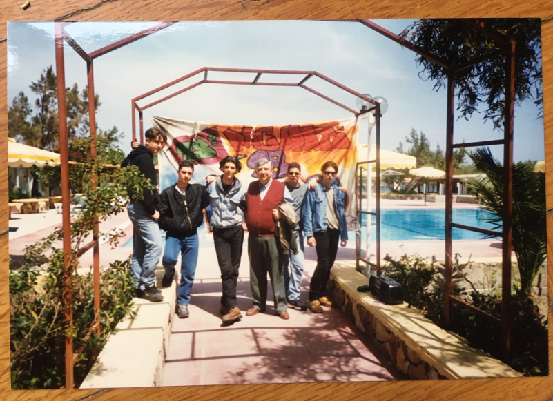 Τι γινόταν στις πενθήμερες των '90s; Χαοτικές φωτογραφίες με τσουλούφια ...