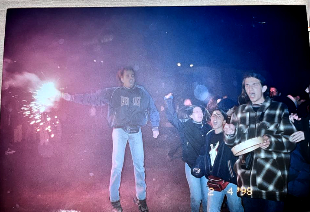 Τι γινόταν στις πενθήμερες των '90s; Χαοτικές φωτογραφίες με τσουλούφια ...