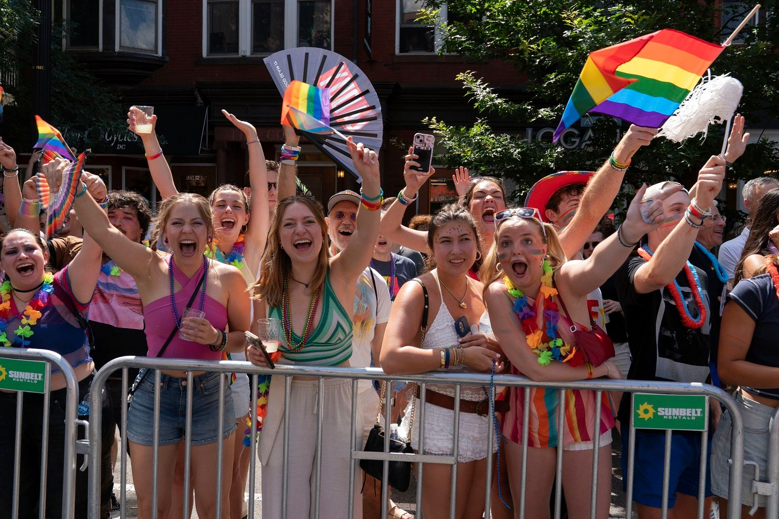 World Pride: Η Ουάσιγκτον "ντύθηκε" στα χρώματα του ουράνιου τόξου