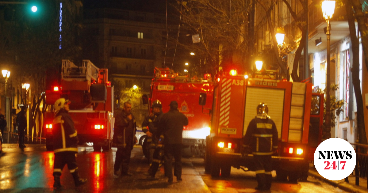 Φωτιά σε κτίριο στο κέντρο της Αθήνας κατά τη διάρκεια της νύχτας ...