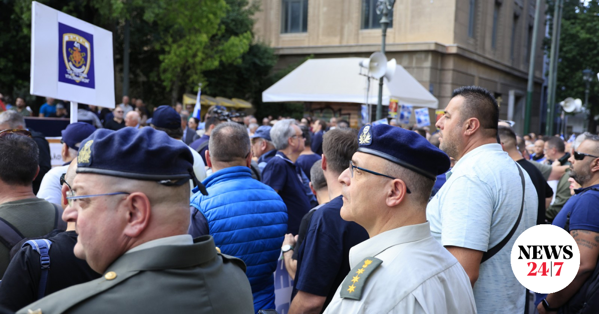 Διαμαρτυρία χιλιάδων ενστόλων στο κέντρο της Αθήνας - Ζητούν 13ο και ...