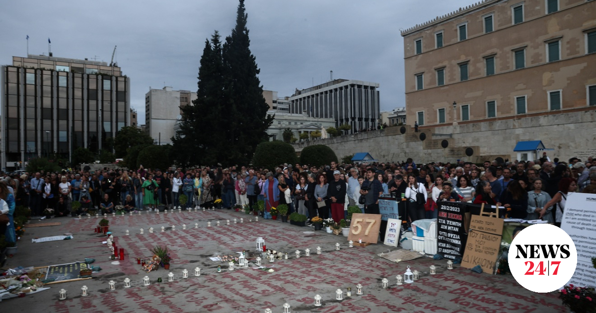 Προσκλητήριο νεκρών στο άτυπο μνημείο των θυμάτων των Τεμπών