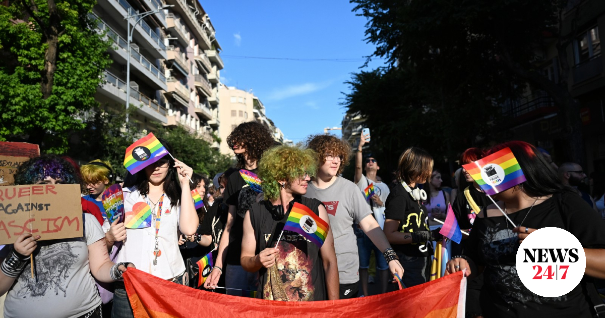 Pride: Ιερέας ξάπλωσε στο δρόμο και διέκοψε την πορεία